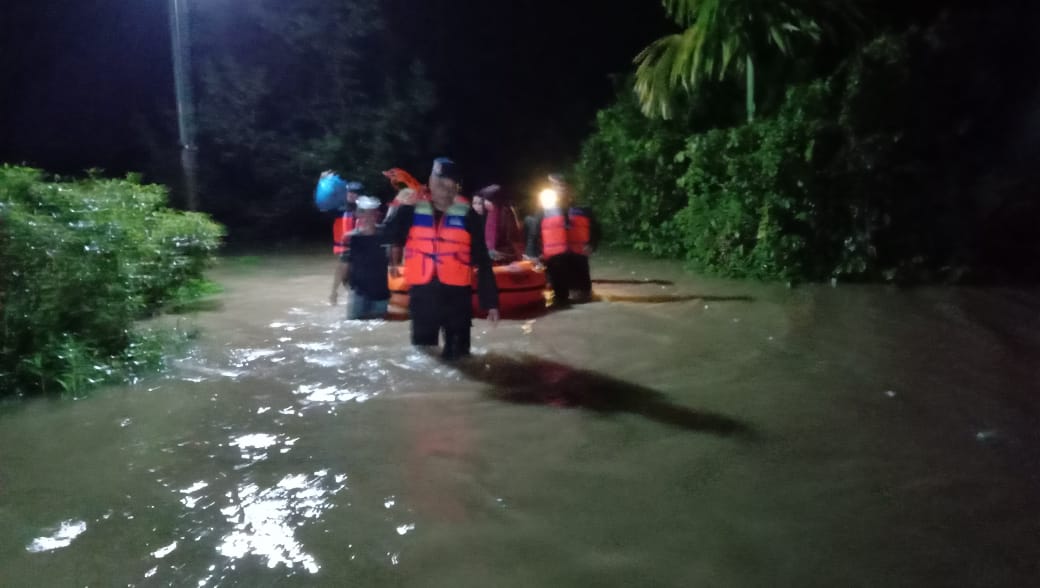 Polda Aceh Turunkan Personel Sat Brimob untuk Evakuasi Warga Terdampak Banjir