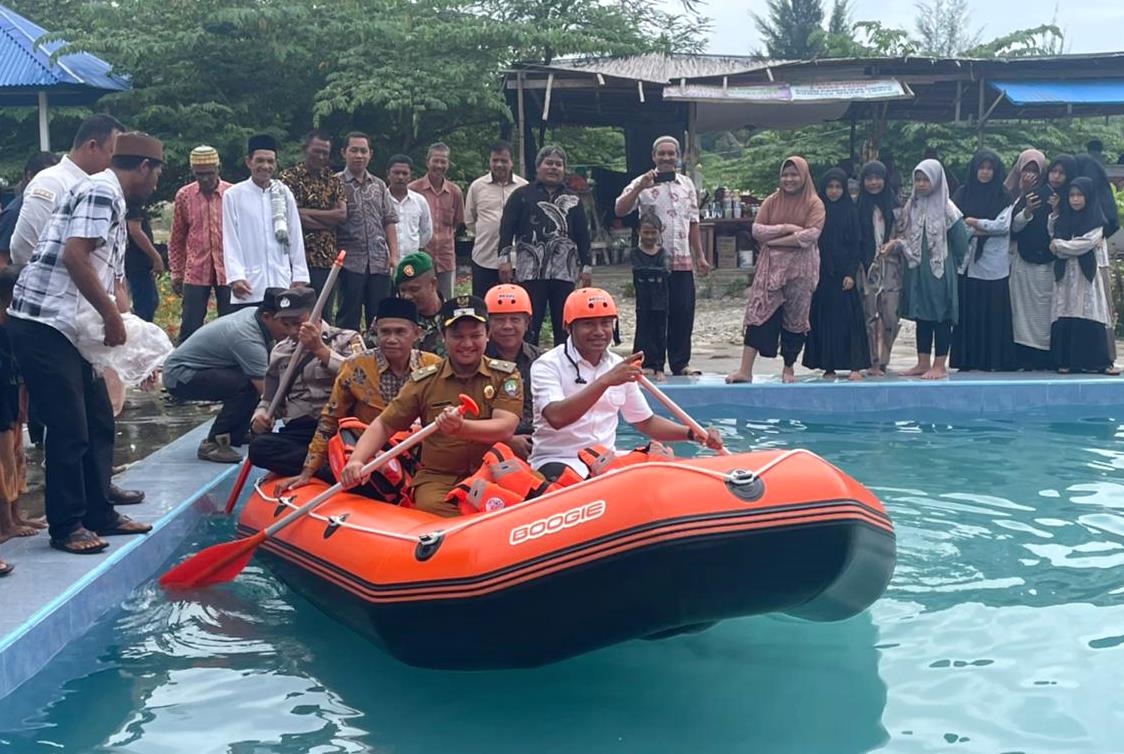 Kembangkan Wisata Arung Jeram di Abdya, Safaruddin Bantu Perahu Karet