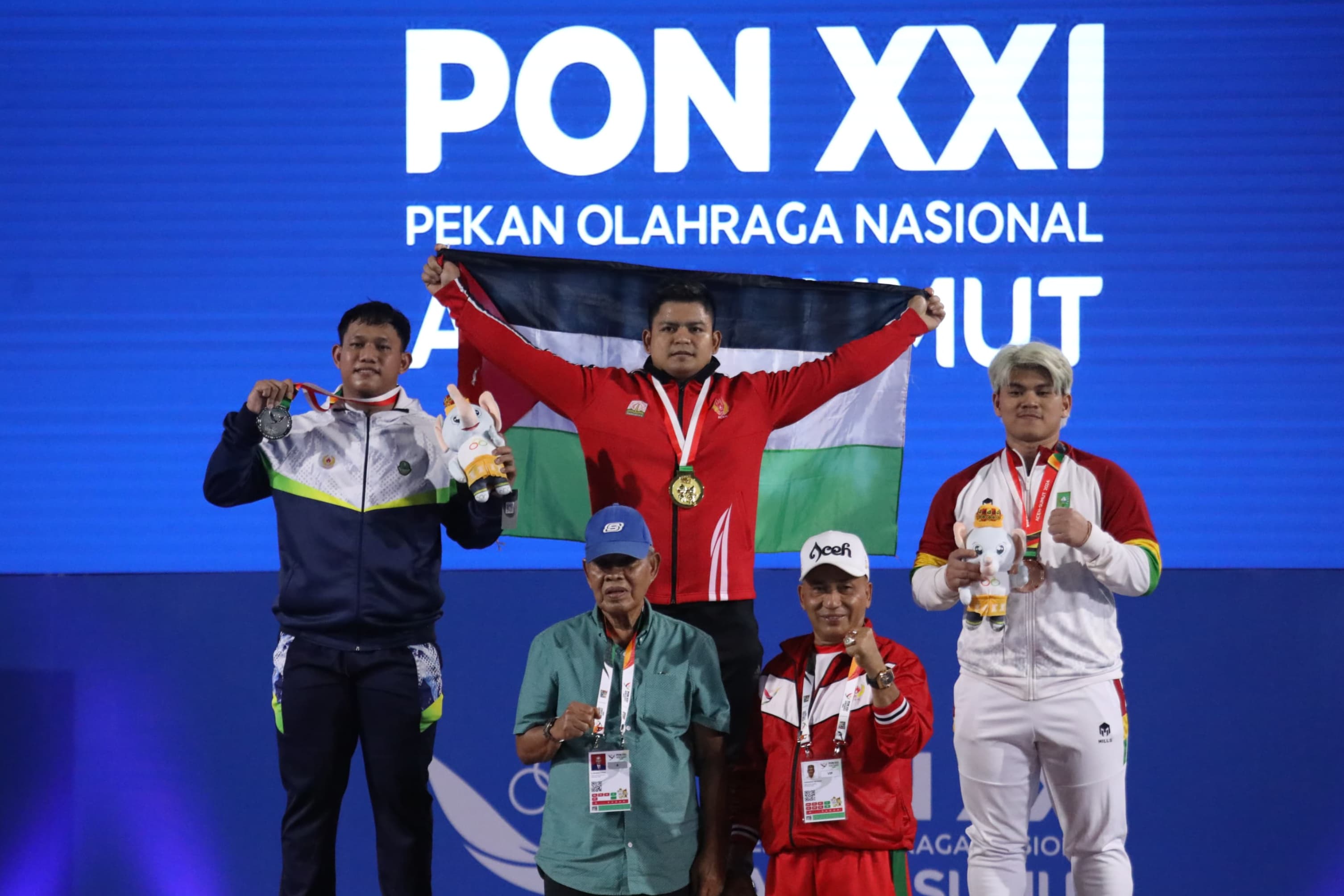 Muhammad Zul Ilmi Kibarkan Bendera Palestina Usai Raih Emas Angkat Besi di PON XXI