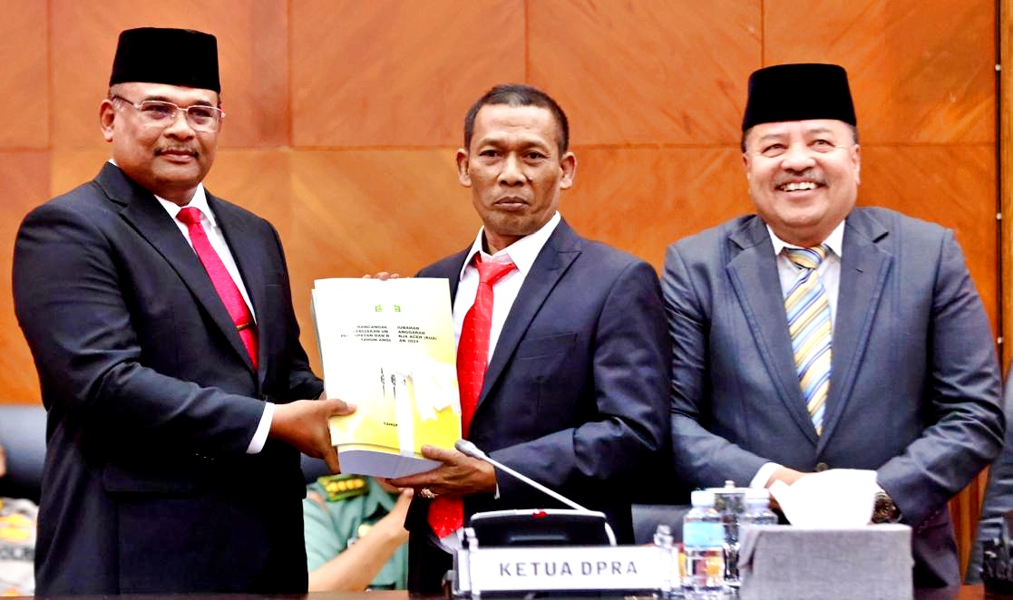Pj Gubernur Aceh Serahkan Rancangan Perubahan KUA dan PPAS 2024 ke DPRA