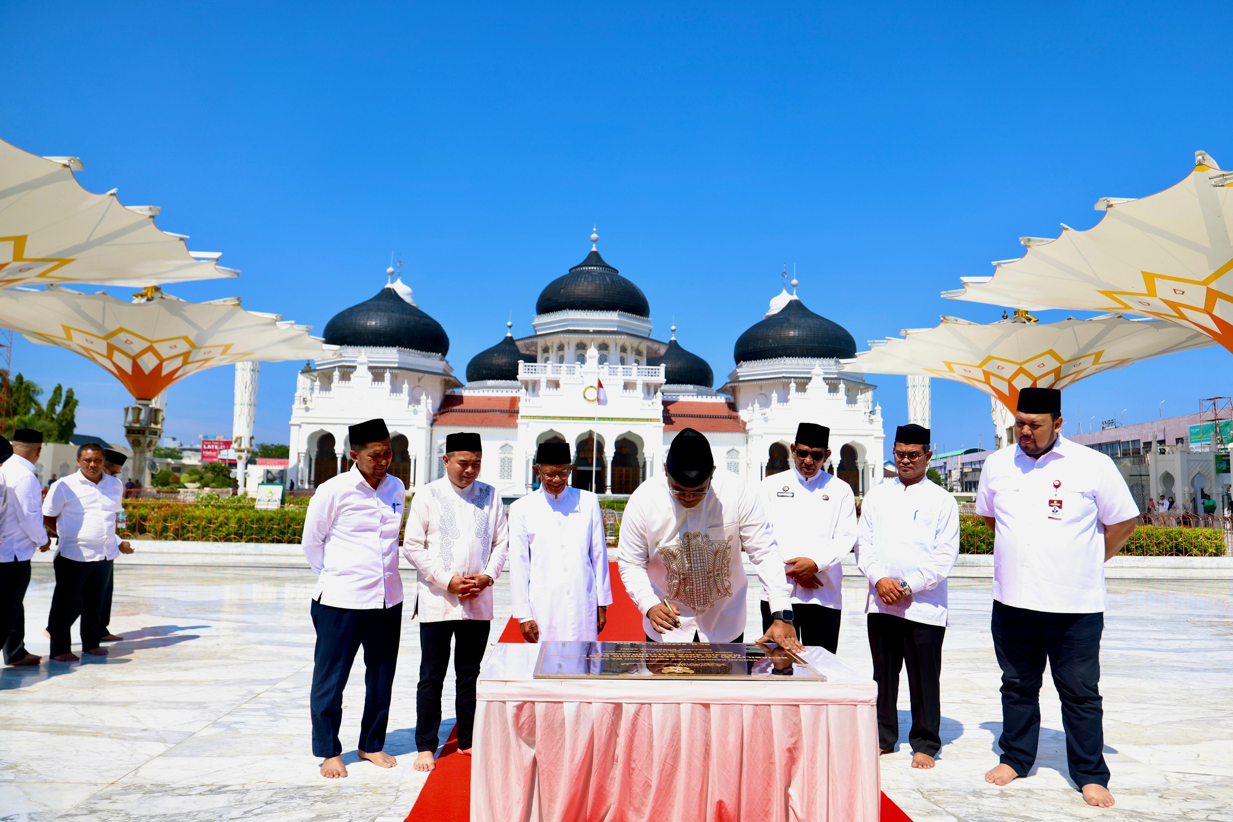 Pj Gubernur Aceh Resmikan Rehabilitasi Payung Elektrik dan Lantai Masjid Raya Baiturrahman