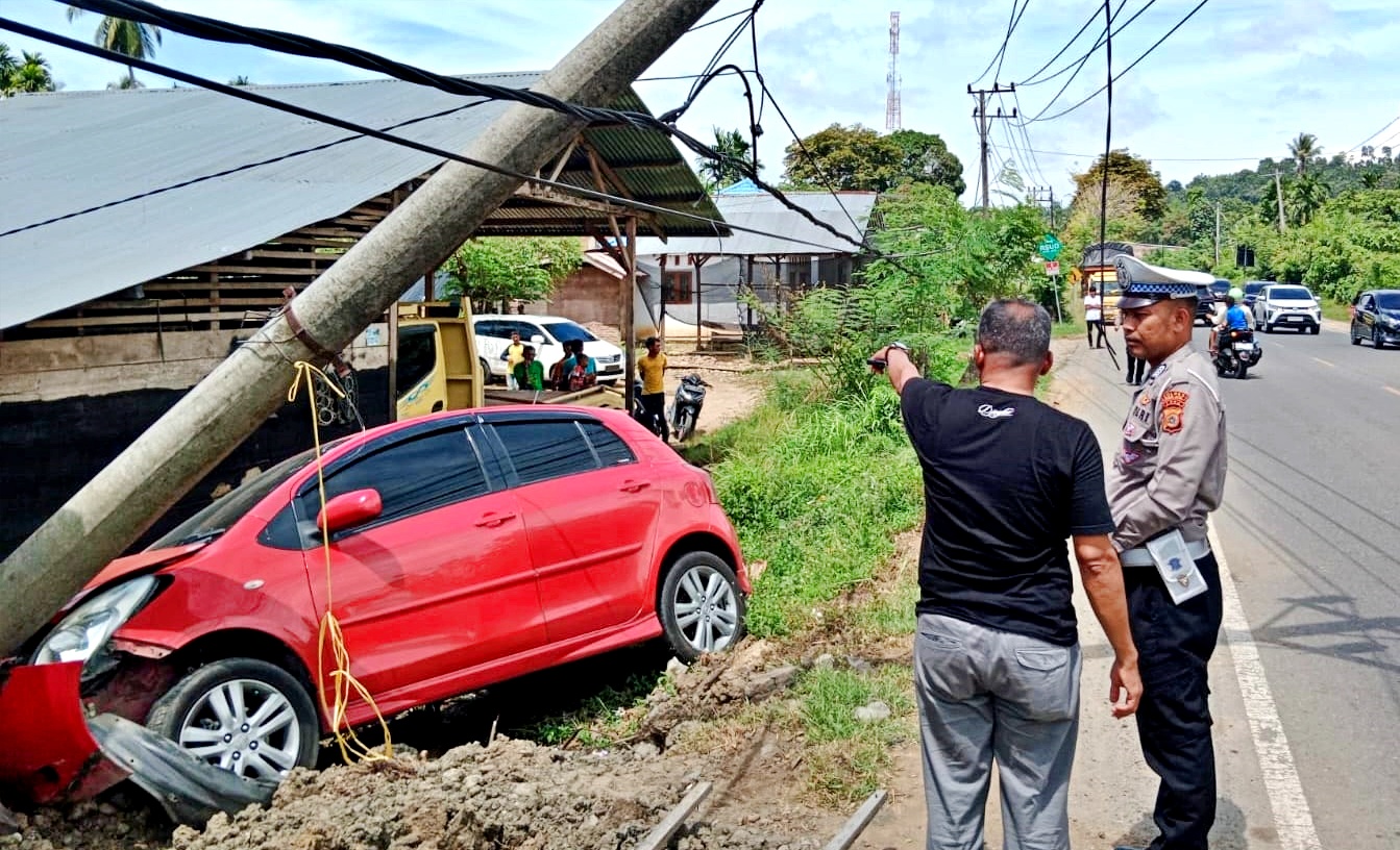 Diduga Sopir Mengantuk, Mobil Yaris Seruduk Tiang Listrik di Pidie Jaya