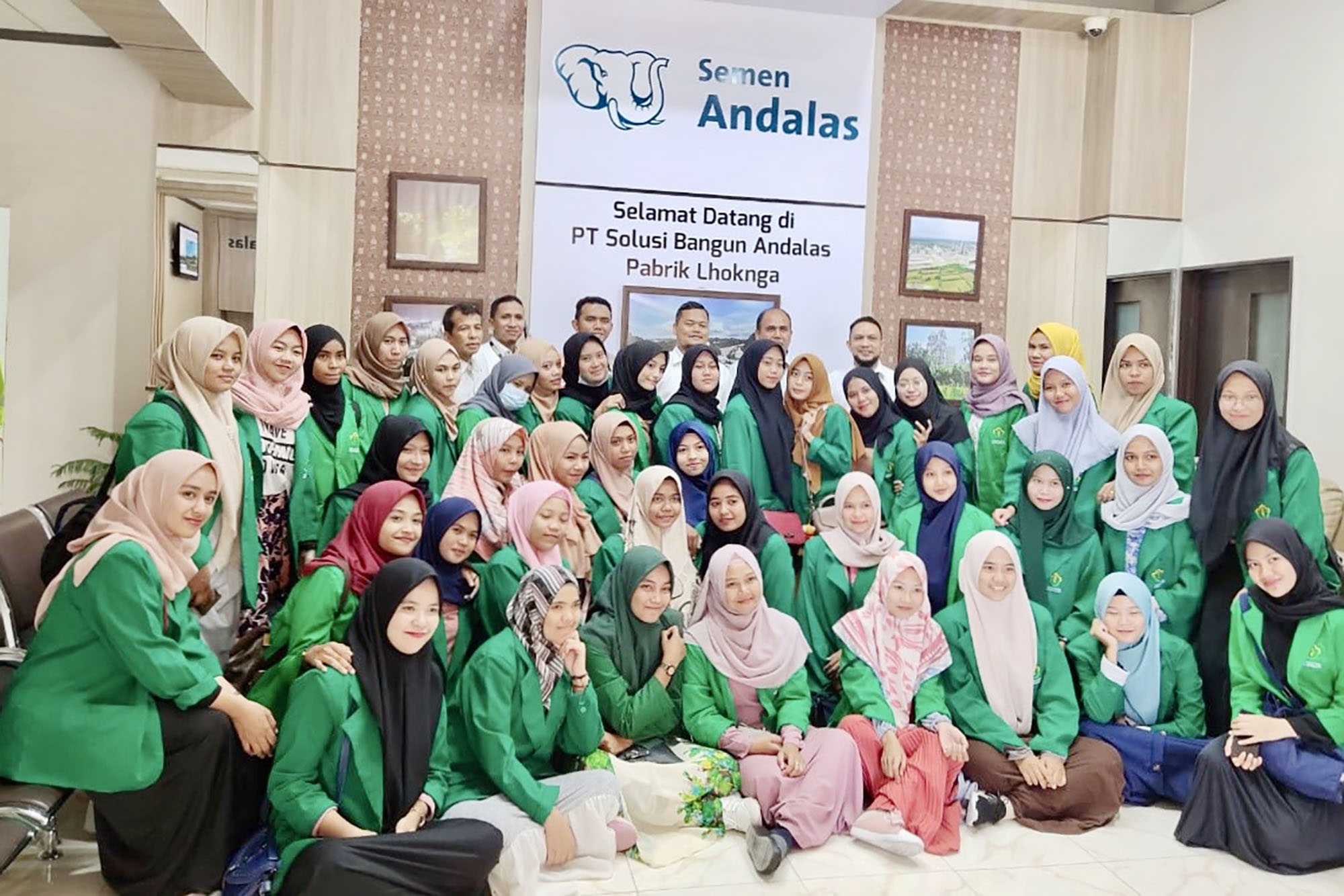 Tingkatkan Wawasan, Mahasiswa FEB Unimal Kunjungi Semen Andalas